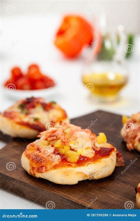 Pizza Hawaiana Foto De Archivo Imagen De Rebanado 287290288