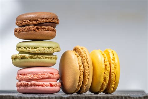 흰색 배경에 고립 된 여러 다채로운 프랑스 Macarons 슬레이트 돌에 배치 파스텔 색상이미지 갈색에 대한 스톡 사진 및 기타