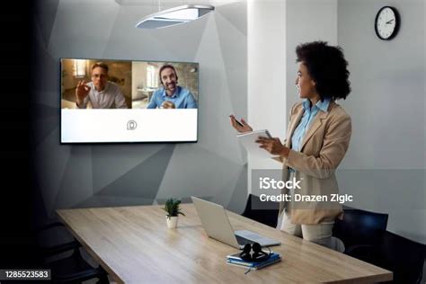 사무실에서 컨퍼런스 콜을 통해 동료들과 이야기하는 아프리카 계 미국인 사업가 Voip에 대한 스톡 사진 및 기타 이미지 Voip 경영자 공개 토론회 Istock