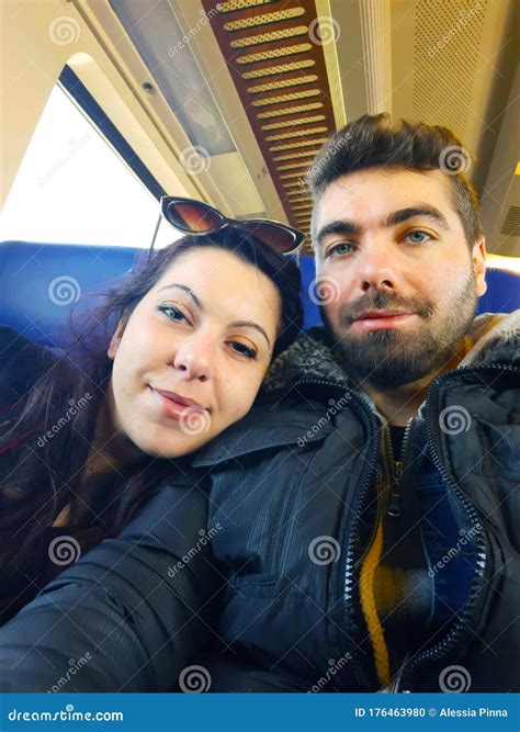 Pareja De Jóvenes Viajeros Enamorados Viajando Juntos En Tren Imagen