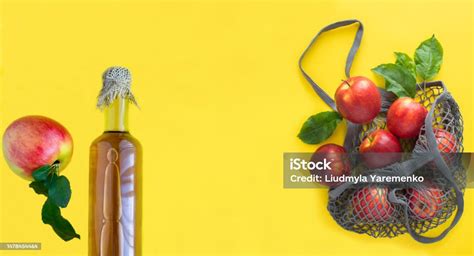 유리 병에 사과 사이다 식초와 노란색 배경에 빨간 사과가 있는 메쉬 쇼핑백 평면도 공간을 복사합니다 0명에 대한 스톡 사진 및 기타 이미지 Istock