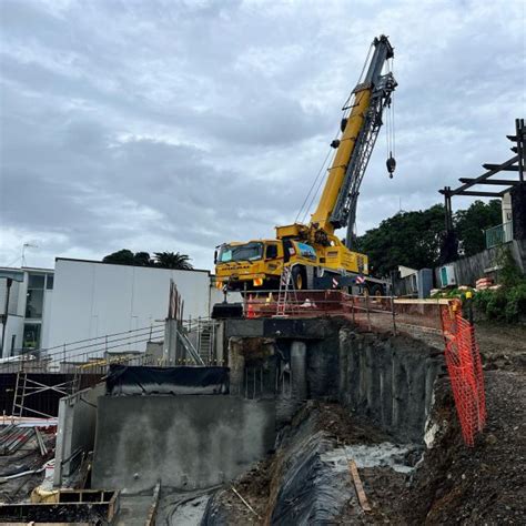 The Difference Between Mobile And All Terrain Cranes Australian Cranes