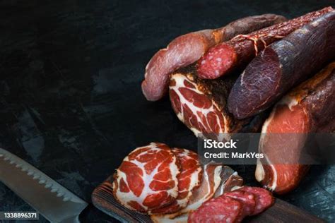 얇게 썬 햄 소시지 프로슈토 자몬 베이컨의 경화 고기 플래터 고기 안티 파소 배너 메뉴 검은 배경 공간을 복사합니다 검은색에 대한 스톡 사진 및 기타 이미지 Istock