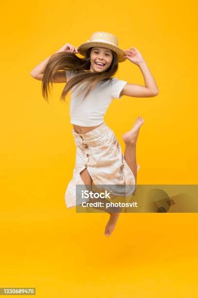 행복한 맨발 아이 점프 평온한 어린 시절의 행복 어린 소녀는 여름 의상을 입습니다 여름 방학 패션 행복한 아이들의 날 해변 파티에 재미 밀짚 모자를 쓴 아이 소녀에 대한