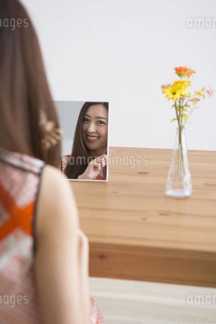 部屋で髪をブラッシングする女性の写真素材 Fyi04265161 ストックフォトの Qlean Market（キュリンマーケット）