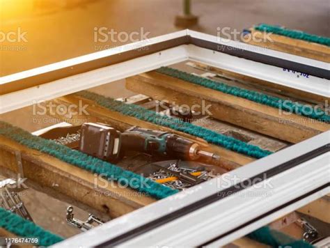 Pvc 창 Pvc 창 새시 프레임 및 제조 도구의 생산 창틀에 대한 스톡 사진 및 기타 이미지 창틀 컨베이어 벨트 0명 Istock