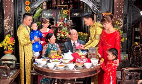 Giá trị ngàn vàng không đổi của bữa cơm gia đình trong ngày Tết Báo