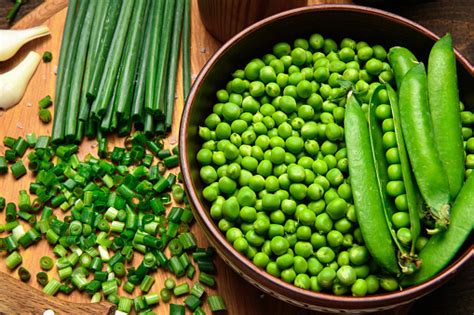 나무 배경에 녹색 양파와 완두콩 정물 부엌 보드에 얇게 썬 야채 신선하고 건강한 음식의 개념 0명에 대한 스톡 사진 및 기타 이미지 Istock