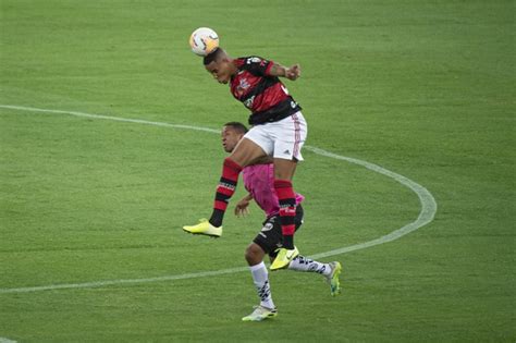 Flamengo anuncia a renovação de contrato do zagueiro Natan LANCE