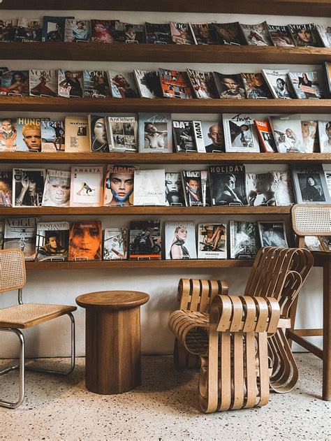 가구 건축 나무 내부 도서관 방 사람 선반 실내 예술 의자 인테리어 디자인 좌석 집 책 바인딩 책장 캐비넷 테이블에 관한 무료 스톡 사진