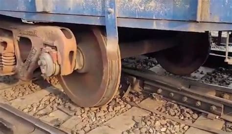 Train Accident बिहार में पटरी से उतरी ट्रेन की बोगी यात्रियों में मचा