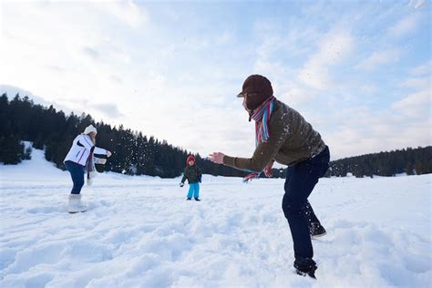Família Feliz Brincando Juntos Na Neve No Inverno Foto Premium