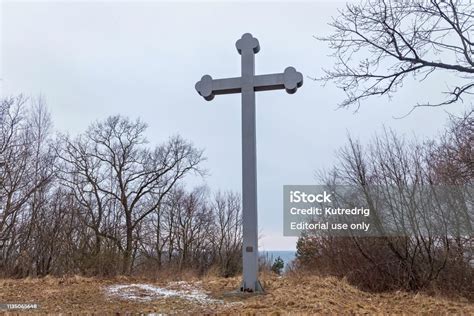 4 월 23 일에 프라하의 유명한 기독교 성 아 드 알 버트 의 주장 된 순 교의 장소에 기념 십자가 997 건축에 대한 스톡