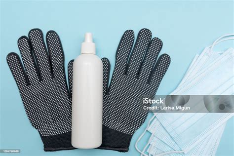 파란색 배경에 보호를위한 검은 가정과 의료 장갑 소독과 마스크가 있는 병 0명에 대한 스톡 사진 및 기타 이미지 0명 가정