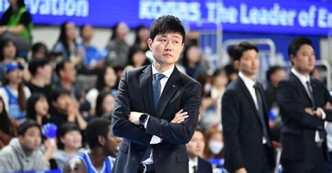 경기 후 강혁 한국가스공사 감독 “수비가 잘 돼서 3점도 터졌다” 전희철 Sk 감독 “너무 순간적으로 무너졌다”