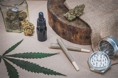 Cbd 오일과 대마 잎이있는 유리 병은 검은 나무 배경에 있습니다 0명에 대한 스톡 사진 및 기타 이미지 0명 Cbd 오일