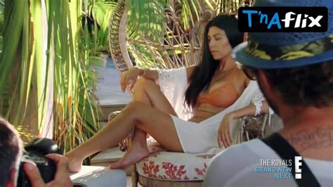 Kourtney Kardashian Bikini Scene In Keeping Up With The Kardashians