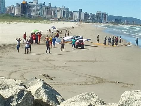Avião monomotor faz pouso de emergência na praia de Navegantes