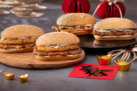 Hello Kitty可愛登入麥當勞，7款限定包裝要收藏！過年必吃金迎招財薯來堡、紅豆派回歸女人我最大