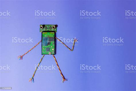 손으로 만든 로봇은 Arduino 플랫폼에 평평하게 놓여 있습니다 Diy Ai 스팀퍼플 배경입니다 어린이와 청소년 로봇 공학 및