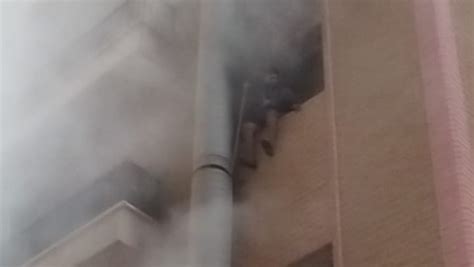 कुवैत में लगी आग ने लोगों को किया मजबूर जान बचाने के लिए बिल्डिंग से
