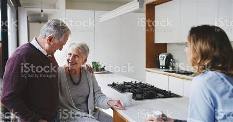 행복한 가족 의사 소통 부엌과 성인 딸을 둔 고위 부모는 이야기하고 유대감을 형성하고 함께 좋은 시간을 즐깁니다 노인