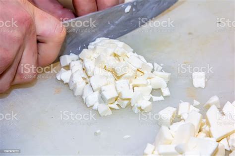 검은 앞치마의 요리사는 피자를 위해 칼 모짜렐라 치즈로 자릅니다 요리를위한 환경 친화적 인 제품의 개념 건강한 식생활에 대한 스톡 사진 및 기타 이미지 Istock