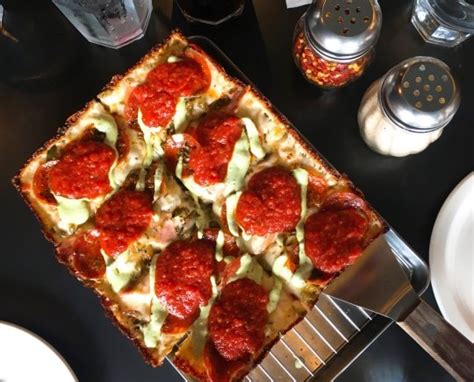 치즈가 줄줄~ 흘러내리는 피자 맛집 식신