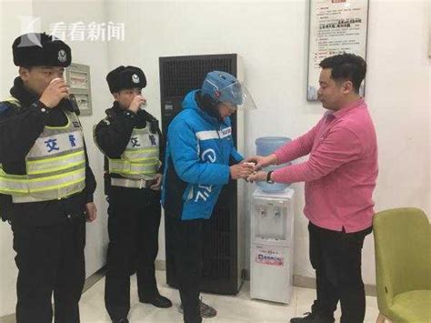 让户外职工“歇歇脚” 首批600个爱心接力站揭牌市政府实事项目让户外职工“歇歇脚”首批600个爱心接力站今揭牌看看新闻网