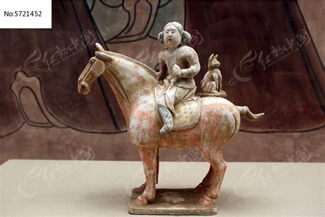 唐代彩绘骑马女佣彩陶雕像正面高清图片下载红动中国