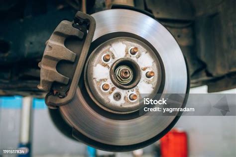 휠 타이어 교체 또는 수리 중 자동차 디스크 브레이크를 닫습니다 자동차 서비스 차고에서 유지 보수 중 자동차의 디스크 브레이크 강철에 대한 스톡 사진 및 기타 이미지