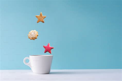 겨울 휴가 개념입니다 최소한의 새해 또는 크리스마스 배경 사진 Unsplash의 커피잔 이미지