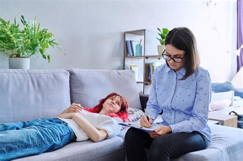 Sessão de terapia de estudante adolescente psicólogo de aconselhamento adolescente deitada