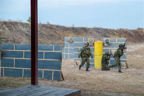 Стало известно об освобождении из плена третьего военнослужащего из