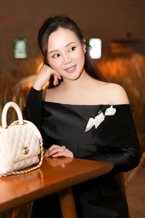 Vy Oanh Khoe được ông Xã Doanh Nhân Yêu Chiều Bảo Vệ Hết Mực