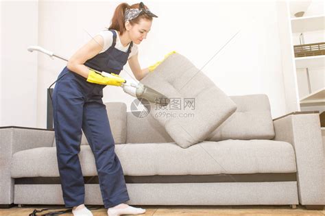 工作期间使用专业设备进行清洁服务专业地毯干洗沙发干洗窗户和地板清洗穿制服工作服和橡高清图片下载 正版图片502610583 摄图网