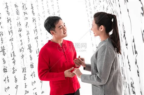 穿中式服装的青年伴侣高清图片下载 正版图片507641847 摄图网