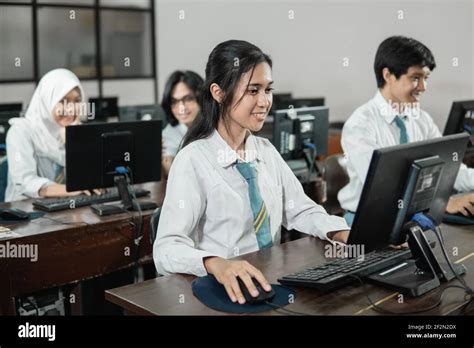 Indonesian Babe Class Computer Hi Res Stock Photography And Images Alamy