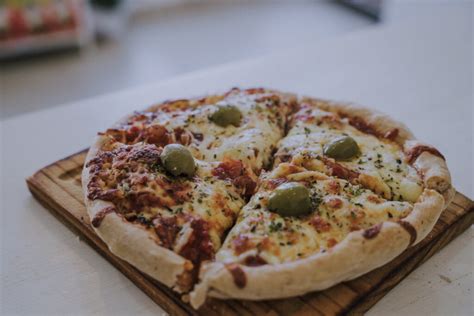 Pizza a la piedra con jamón natural muzzarella y aceitunas