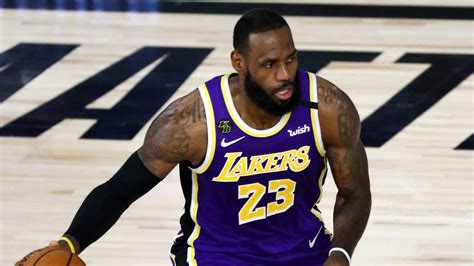 Dwyane Wade Trolls Lebron James Over Bubble Outfit Yardbarker