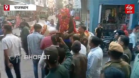 सीआई और एसआई की अनोखी विदाई घोड़े पर बैठाकर बैंड बाजे के साथ शहर में