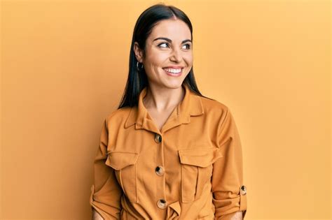 Młoda Brunetka Kobieta Ubrana W Zwykłe Ubrania Odwracająca Wzrok Z