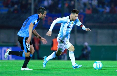 Fútbol Uruguayo y Más Argentina Cómo le fue a Lionel Messi visitando a la selección uruguaya