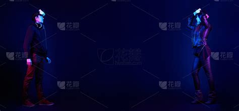 戴着虚拟现实头盔的玩家