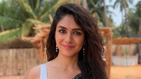 Mrunal Thakur Shares Story About The Classic Black Saree Look As Yashna In Hi Nanna Republic