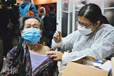 【新冠疫苗】年滿60歲合資格人士：打第4針需距第3針3個月 沒打針康復者一個月後可接種 許樹昌：溝針可短暫提升抗體 明報健康網