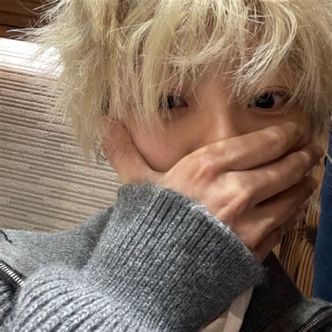 金发凌乱，手捂嘴巴，身穿毛衣的个性头像 收集的酷帅男生头像表情包图片动图 求表情网斗图从此不求人