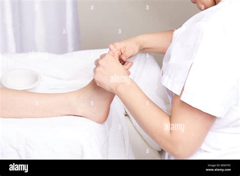 Reflexzonenmassage An Den Füßen Fotos Und Bildmaterial In Hoher