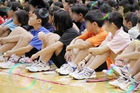 悪影響が多い体育座りはなぜ定着したその理由を解説海外ではどうしてるの はなしのたねBlog