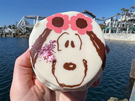 Review Smiling Snoopy Donut For No Limit Parade At Universal